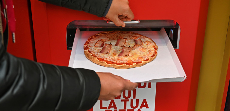 Come sta andando il distributore automatico di pizza calda a Roma
