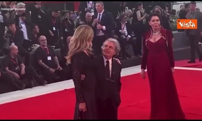 Brunetta abbracciato alla moglie sul red carpet del Festival del Cinema ...