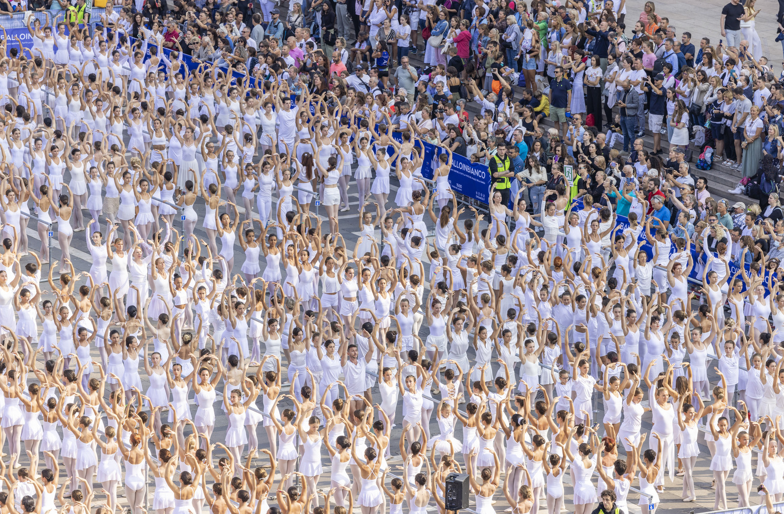 Roberto Bolle ha dato lezione di danza a 1.607 ballerini in Duomo a Milano