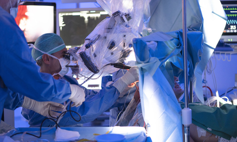 Lo straordinario intervento al cervello su un uomo mentre suona il ...