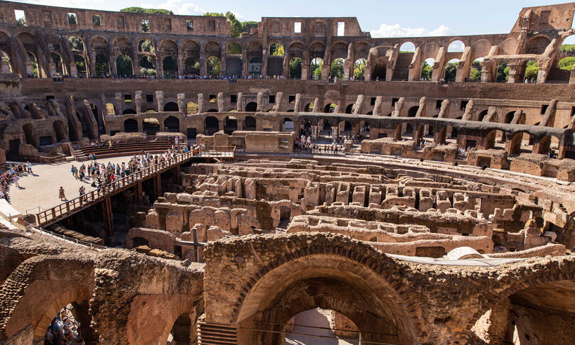 Un turista sfregia il Colosseo, la rabbia di Sangiuliano