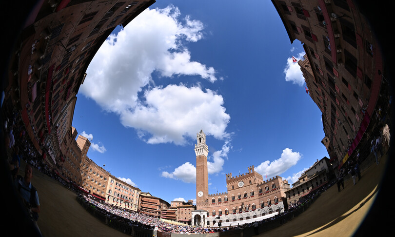 Lo 'scosso' dell'Oca vince il Palio Siena Lo 'scosso' dell'Oca vince il Palio Siena