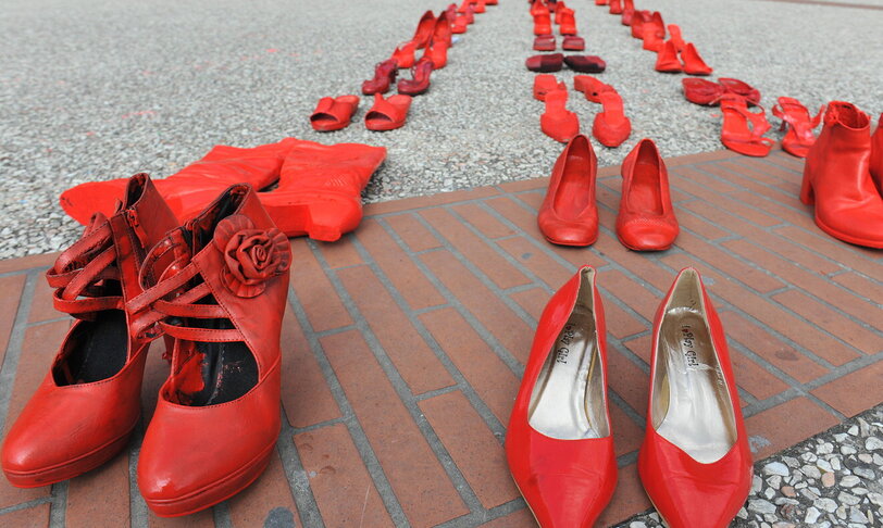 Le vigilesse di Ferrara con le scarpe rosse per ricordare le vittime di ...